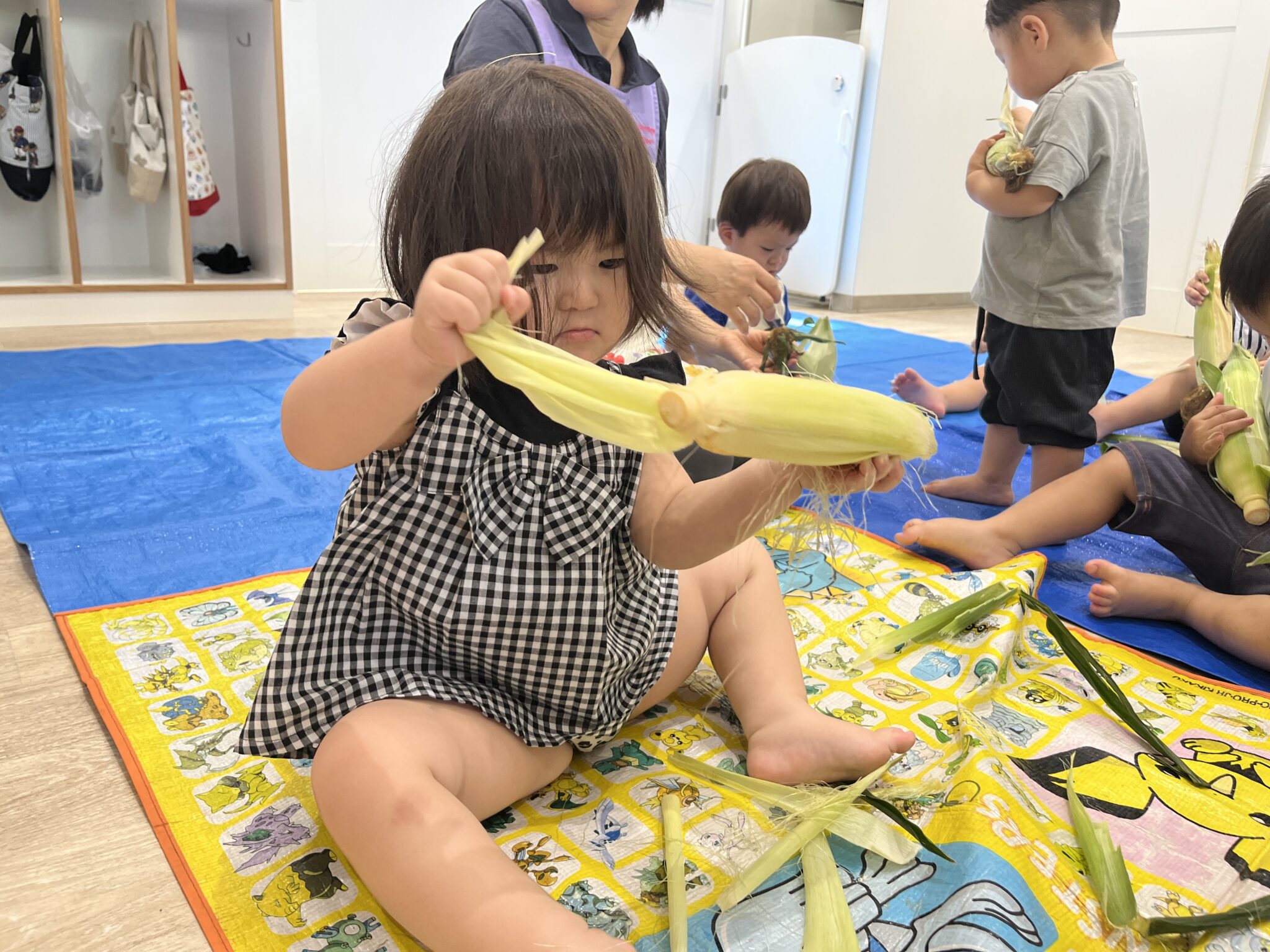 （中央）トウモロコシ、すっぽんぽん！ | ココモ保育園